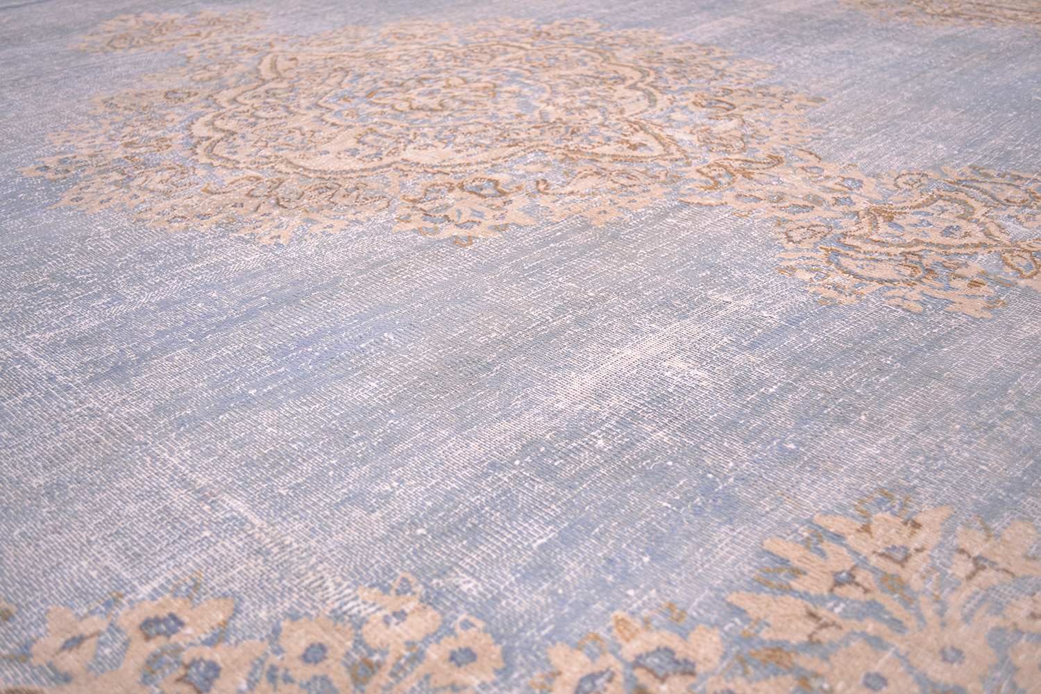Soft colour vintage blue carpet 3.63x2.69m / 11'11x8'10